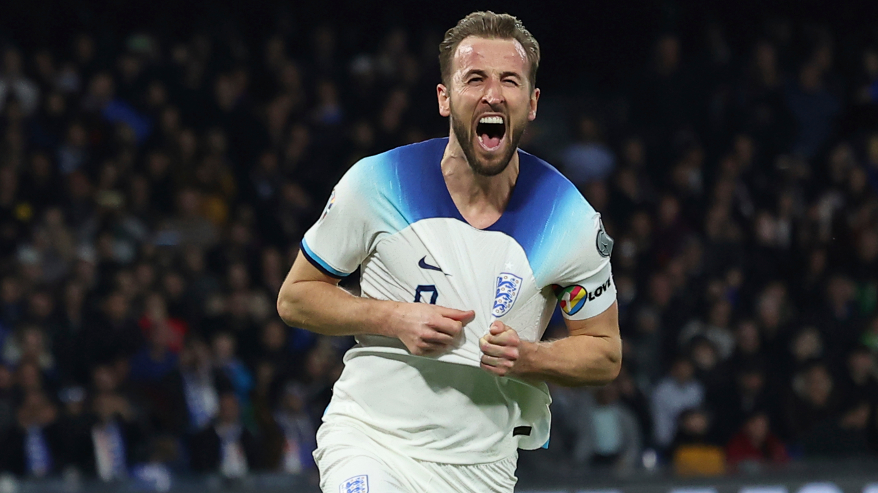 Kane sets scoring record with goal No. 54 in England's win over Italy ...