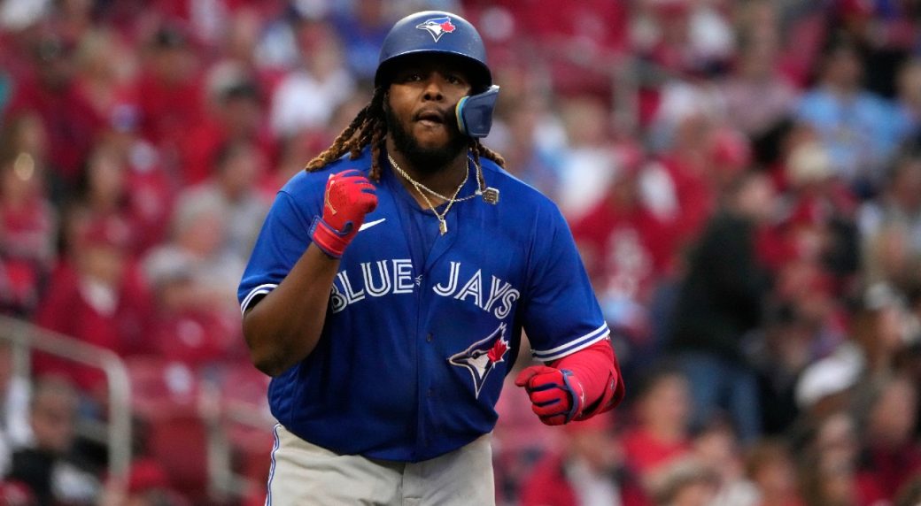 Blue Jays begin season with big splash by winning wild, dramatic opener