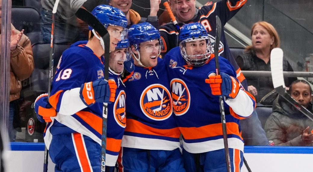 Clutterbuck scores twice as Islanders down Maple Leafs