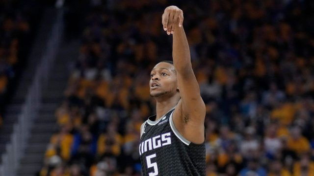 De'Aaron Fox becomes fifth Kings player to score 10,000 career points ...