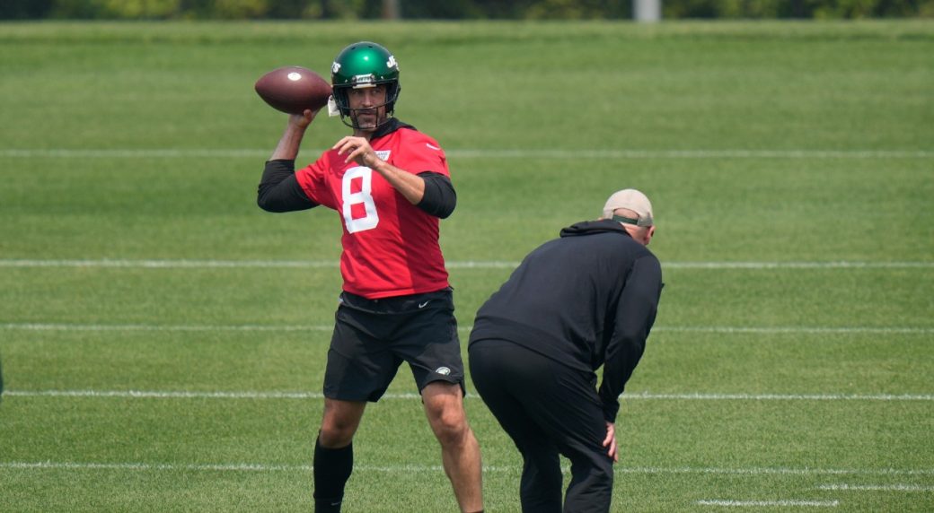Aaron Rodgers reports to Jets training camp, dons gear for first time