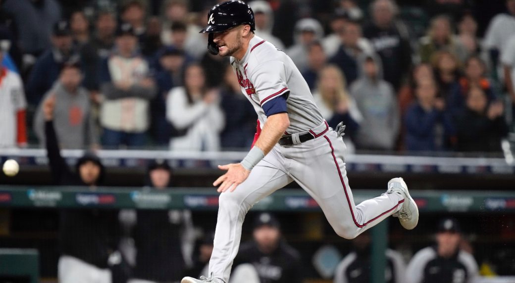 Braves place OF Hilliard on IL with bruised heel, return Rosario to lineup