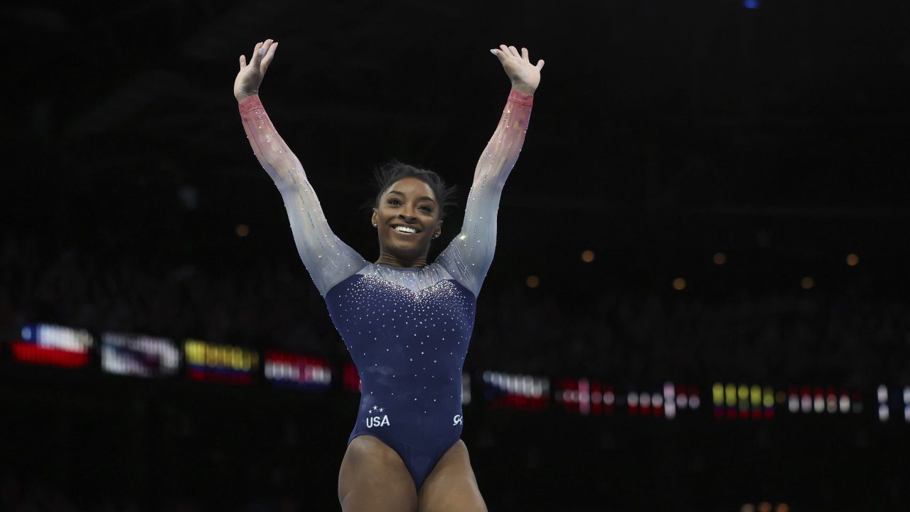 Simone Biles leads U.S. women to seventh straight title at world ...