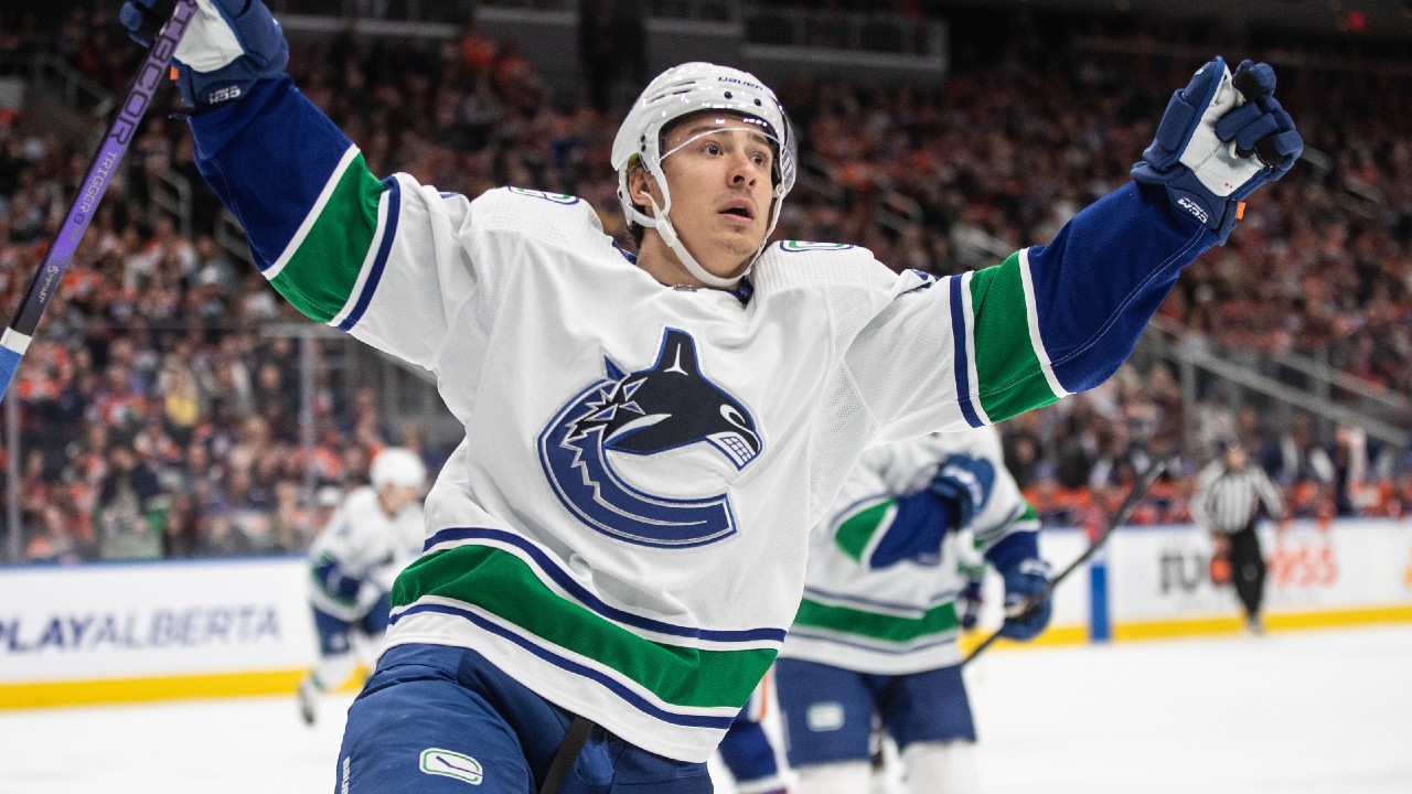 Canucks' Kuzmenko leaves game vs. Islanders after taking puck to face ...