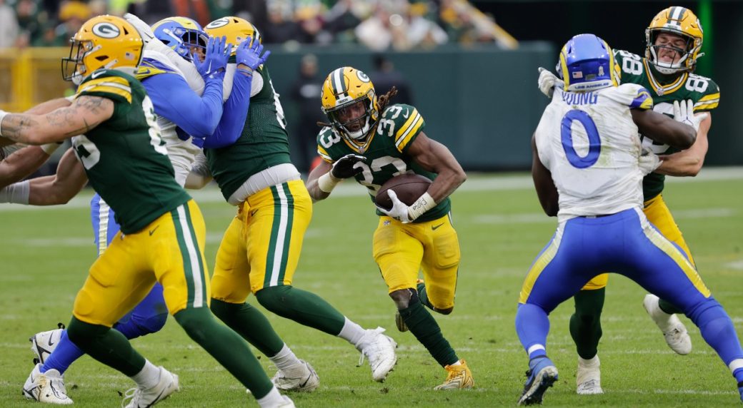 Packers snap four-game skid with victory over struggling Rams
