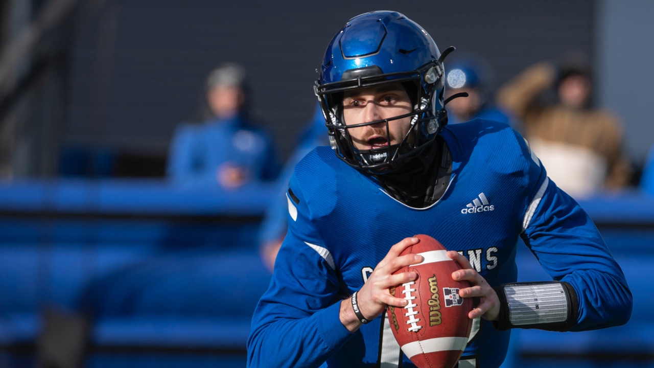 Montreal Carabins quarterback Senecal captures Hec Crighton Trophy ...