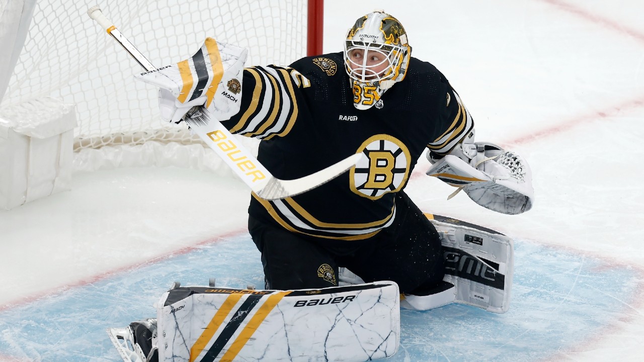 Bruins' Ullmark helped off ice with injury in OT vs. Coyotes - Sportsnet.ca