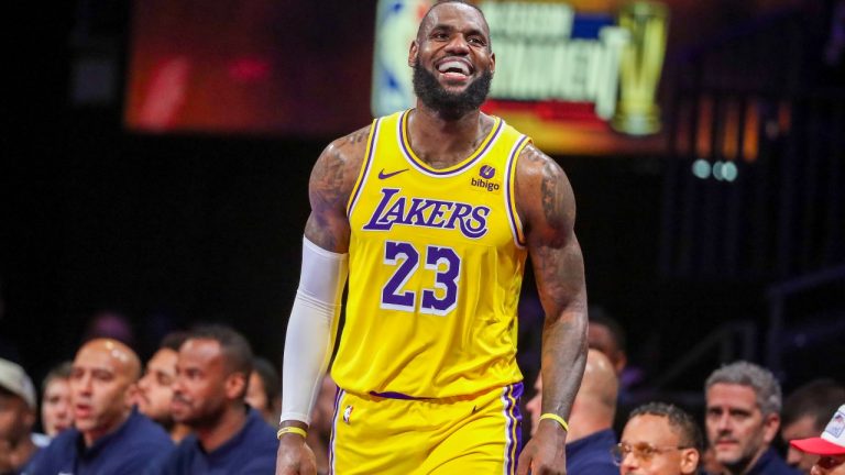 Lakers officially re-sign LeBron James - Sportsnet.ca