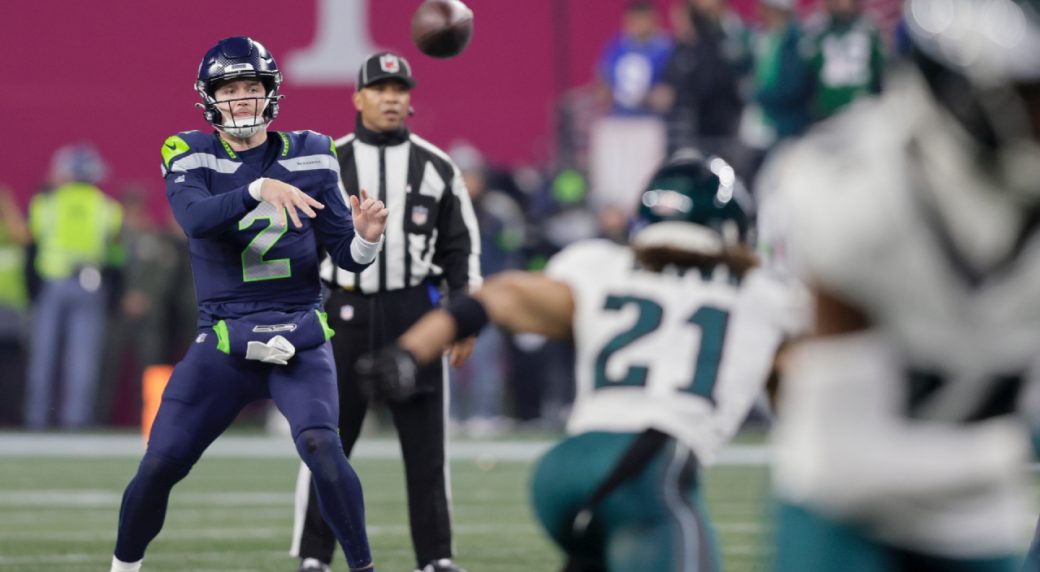 Lock's late touchdown pass rallies Seahawks to victory over sliding Eagles
