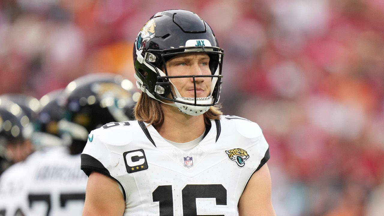 Jaguars QB Lawrence to be evaluated after leaving game with shoulder ...
