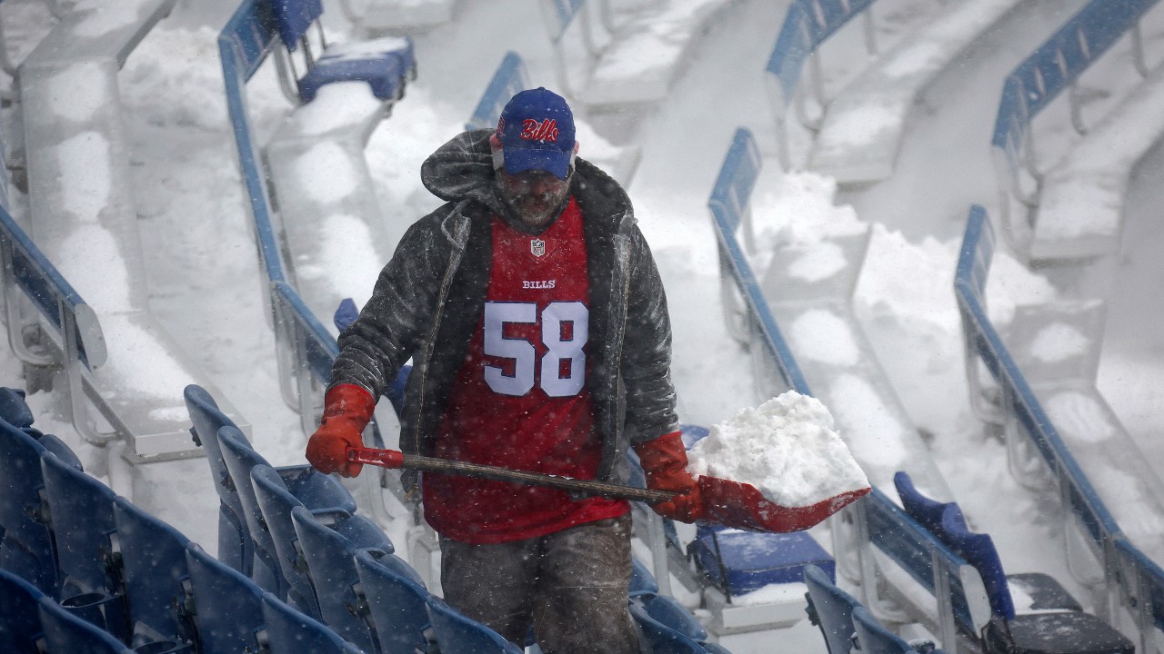 'Snow Day!': Football fans brave the winter weather for Bills-Steelers ...