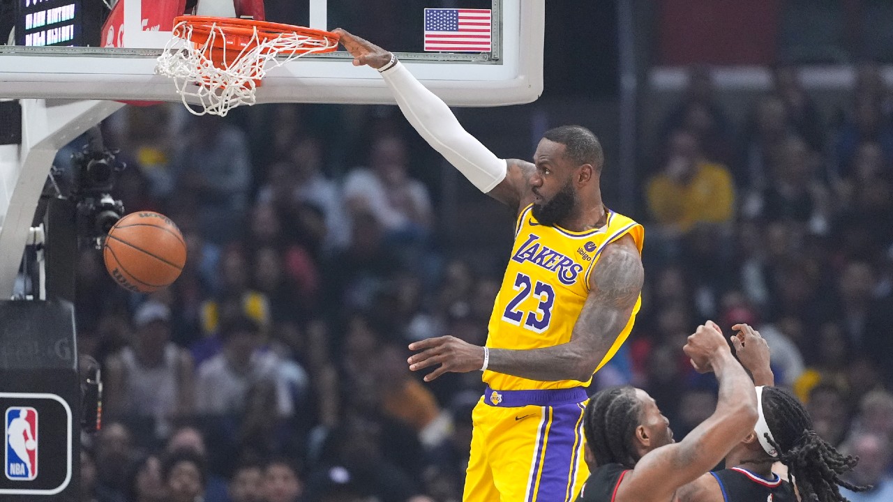 LeBron carries Lakers to massive 21-point comeback win in fourth vs ...