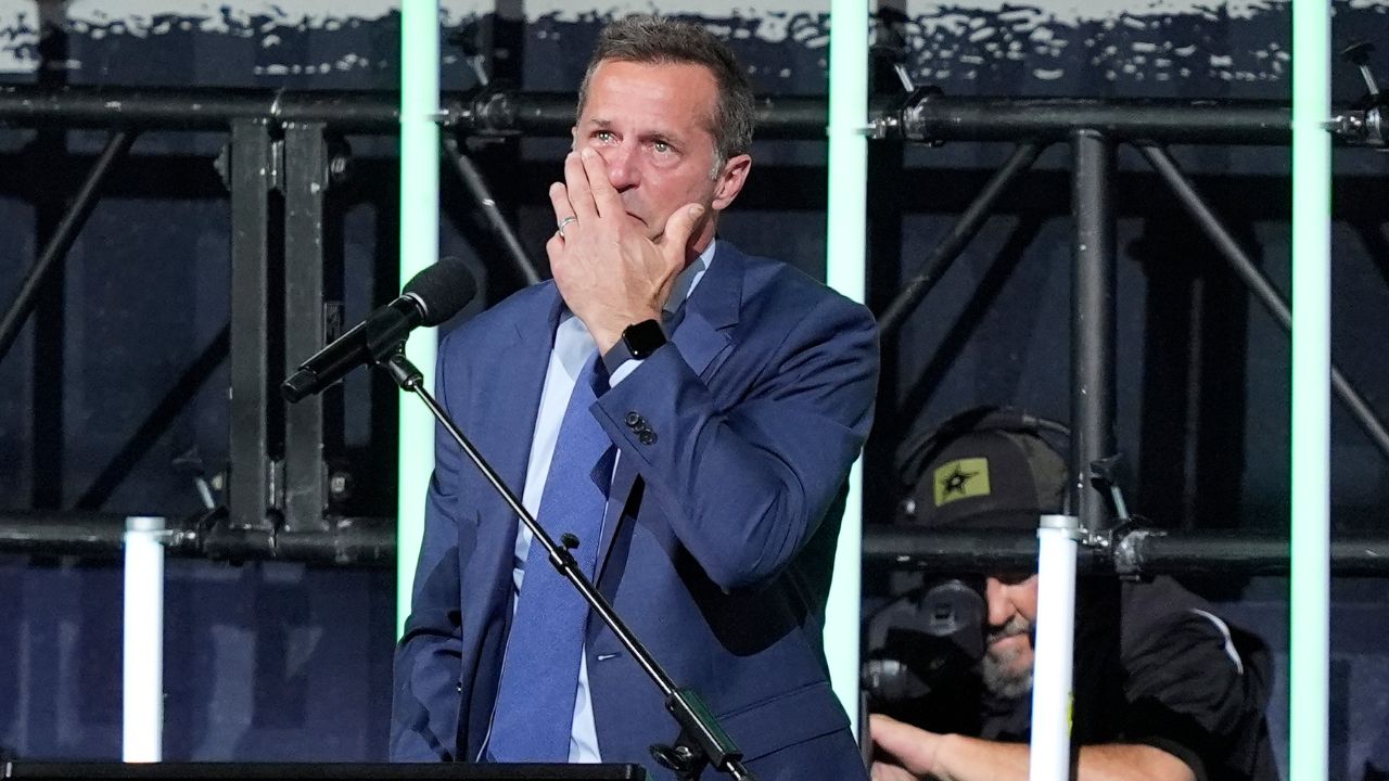 Dallas Stars unveil statue of Hockey Hall of Famer Mike Modano ...