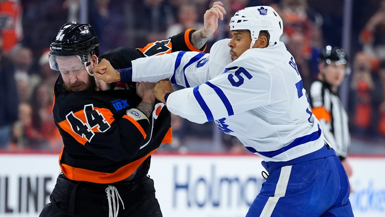 Maple Leafs' Reaves exits game vs. Flyers after fighting Deslauriers ...