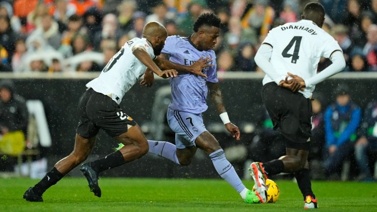 La Liga Roundup: Vinicius scores twice to earn Madrid draw at Valencia ...