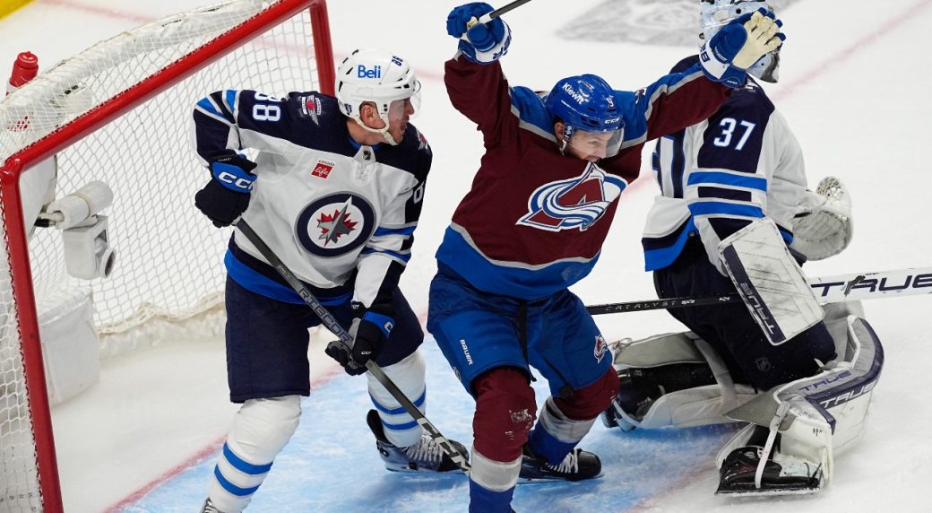 Avalanche score five third-period goals to top Jets, take 2-1 series lead