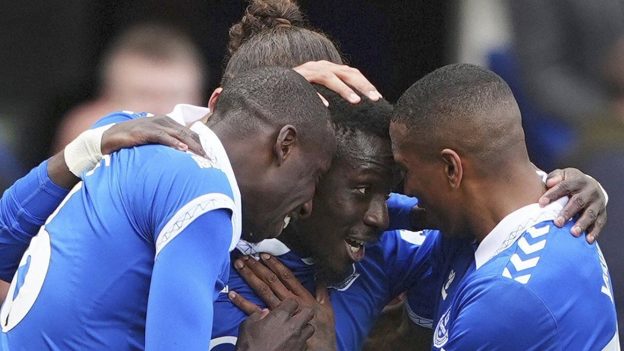 Premier League Roundup: Forest questions VAR official's integrity in ...