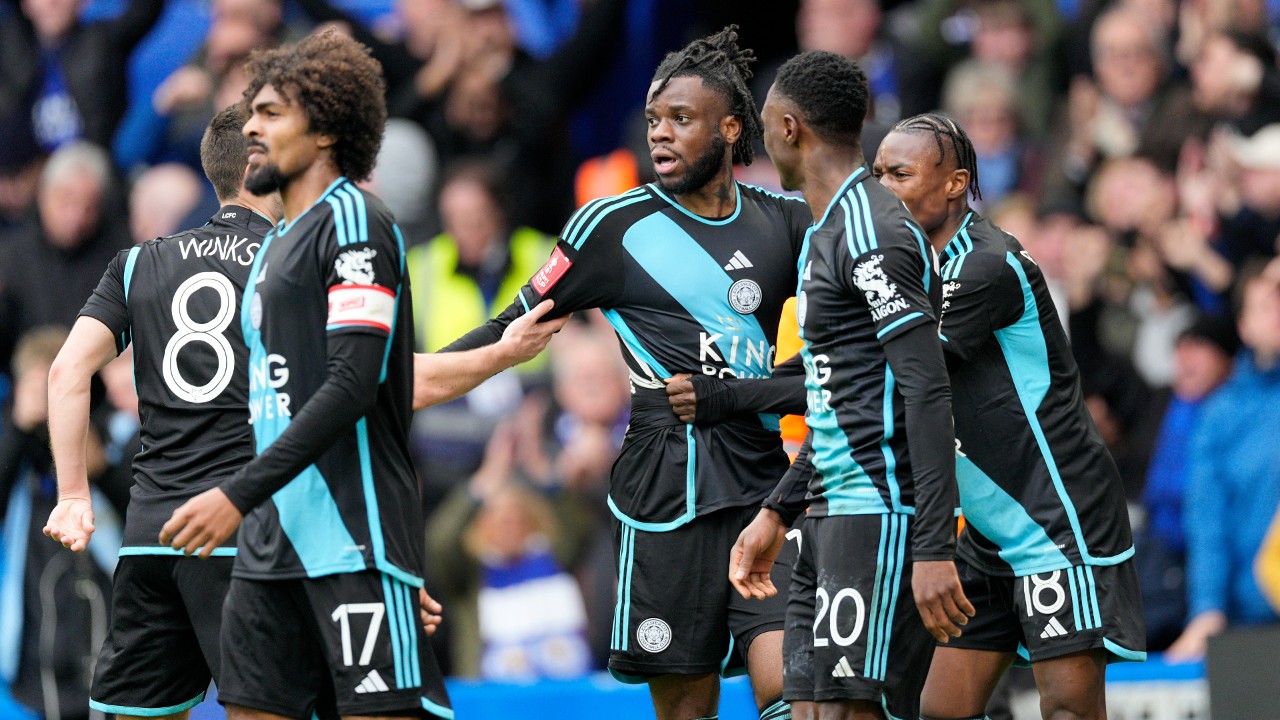 Leicester promoted back to English Premier League - Sportsnet.ca