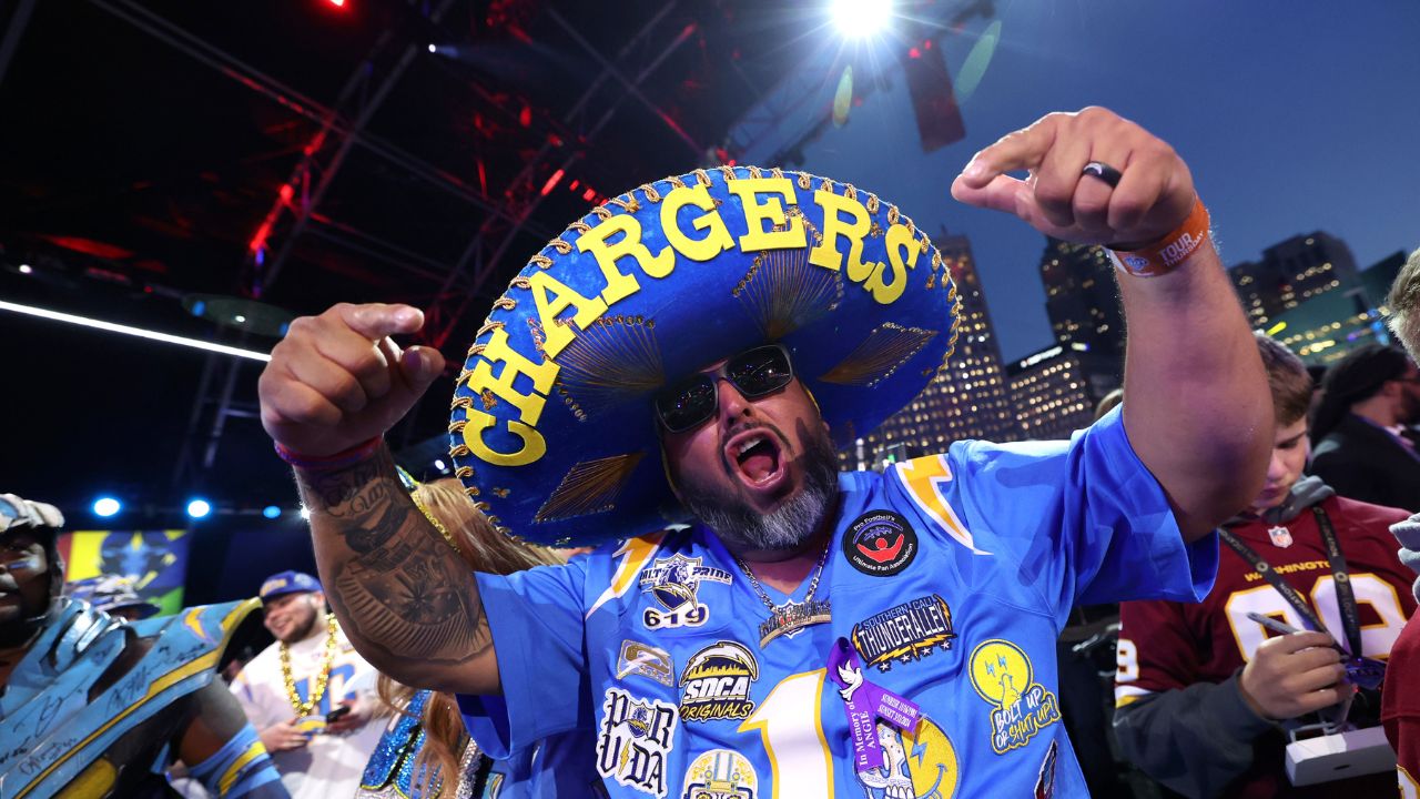 Teams flex their creative muscles to promote NFL schedule release ...