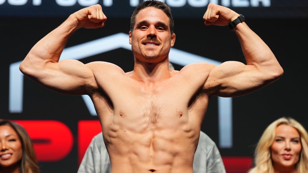 Canadian Michael Dufort shakes his head after losing split decision at ...