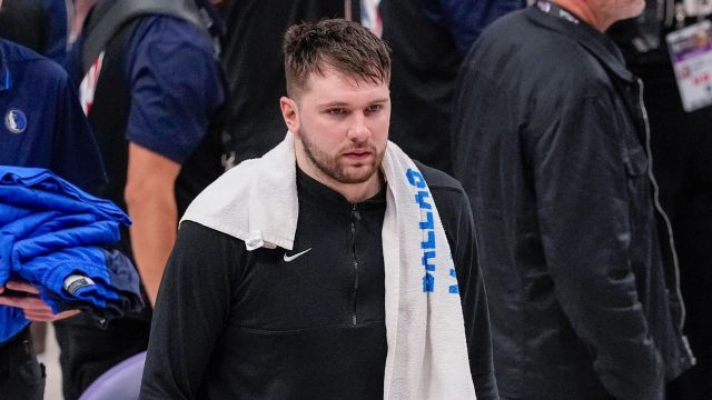Mavericks' Luka Doncic sidelined with bruised right knee vs. Thunder ...