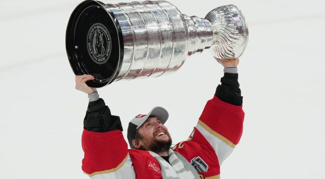 Panthers' Aleksander Barkov passes Stanley Cup to Sergei Bobrovsky