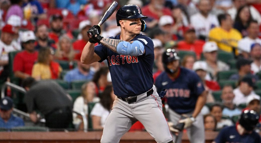 Red Sox outfielder Tyler O’Neill departs with right knee discomfort