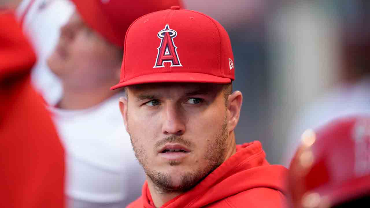 Fan reaches into Mike Trout's glove to snatch a catch from Angels ...