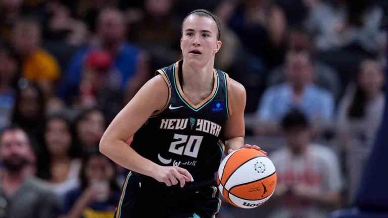 Sabrina Ionescu makes late go-ahead shot, ends game with block as ...
