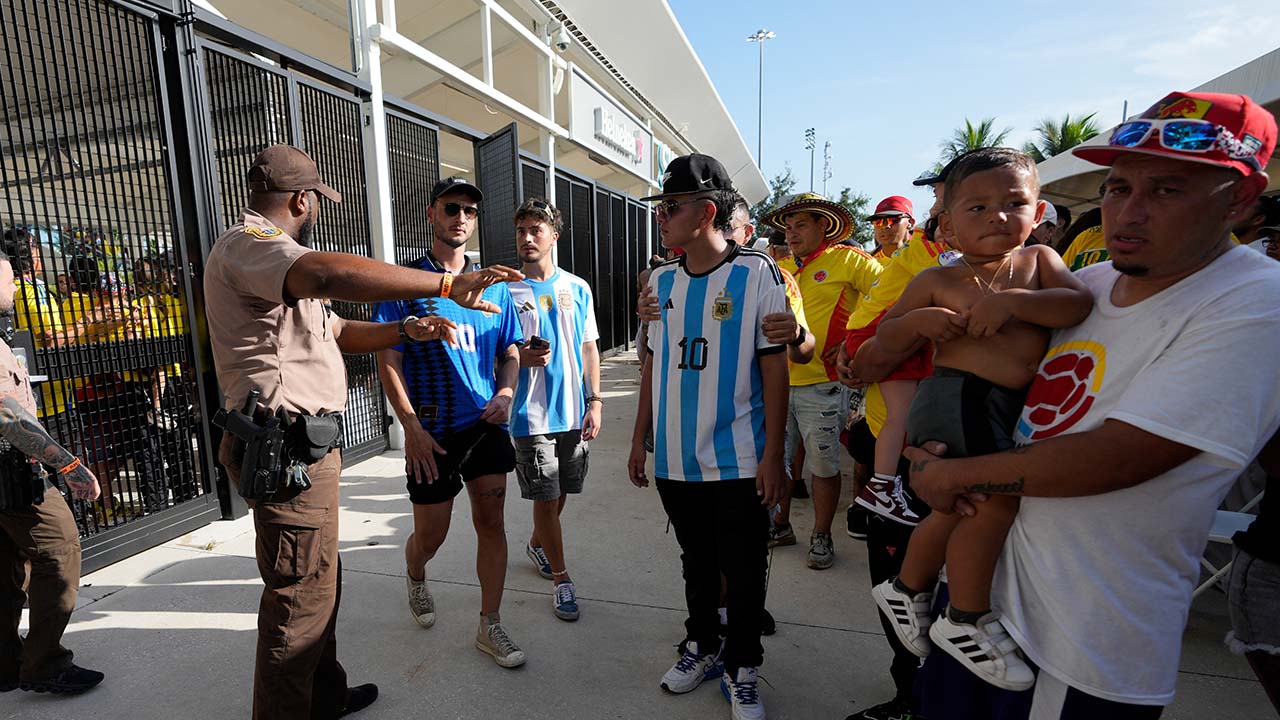 Fans seen breaching security, delay Copa America Final - Sportsnet.ca