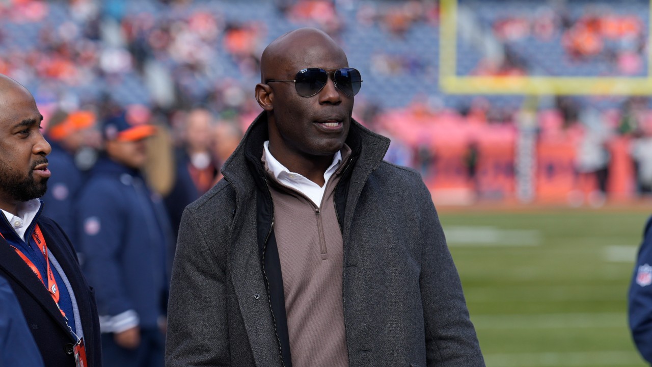 Terrell Davis says United banned him after incident, airline says ...