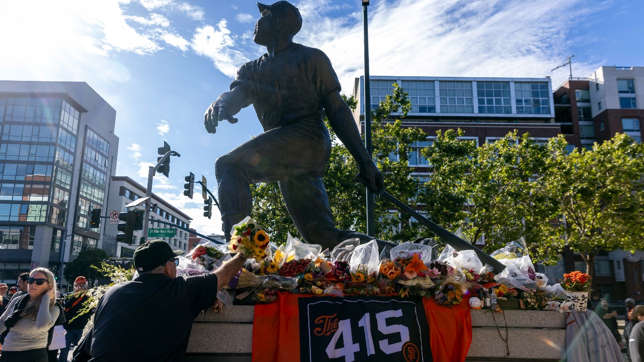 Late Hall of Famer Willie Mays receives final military honours for his ...