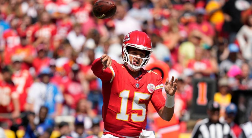 Chiefs' Patrick Mahomes dazzles with magical behind-the-back play