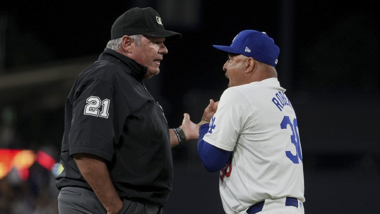 Dodgers' Dave Roberts ejected in sixth after interference call at third ...