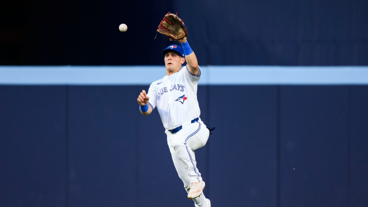Blue Jays' Varsho makes stunning, back-handed catch in season debut ...