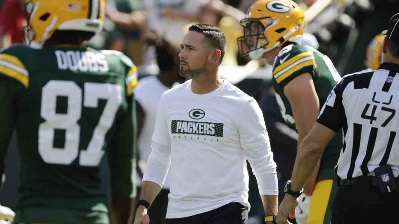 Warm day at Lambeau Field causes Packers centre to vomit on football ...