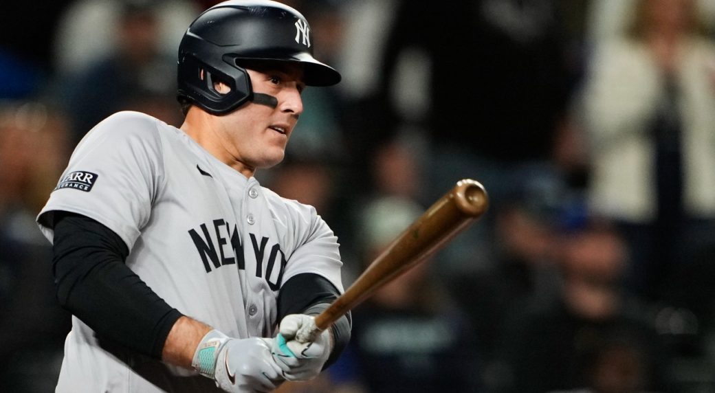 Rizzo at first base for Yankees in ALCS, 16 days after fracturing fingers