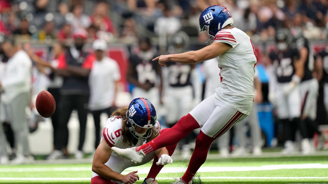 Giants' Graham Gano injures hamstring on opening kickoff against ...