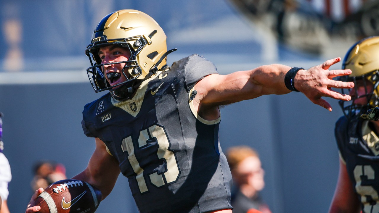 Daily Show: Army QB shines as Black Knights improve to 7-0 - Sportsnet.ca