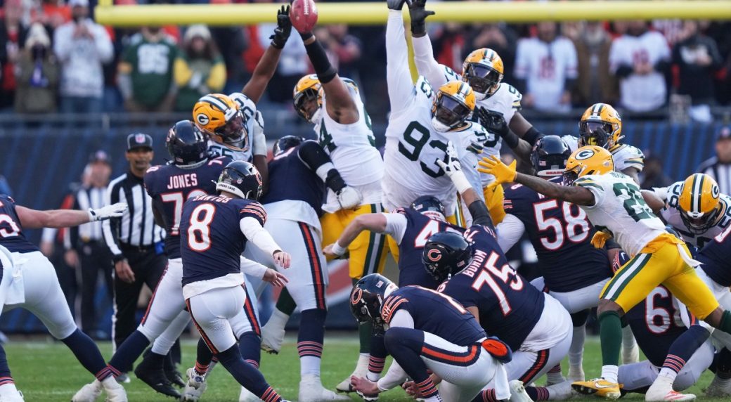 Love runs for go-ahead TD, Packers beat Bears on FG block at buzzer
