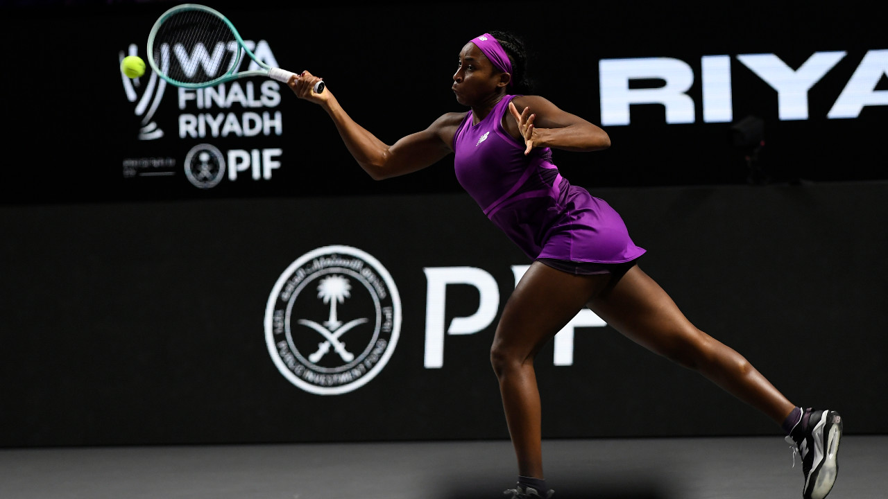 Gauff upsets Sabalenka, sets up showdown with Zheng for WTA Finals title - Sportsnet.ca