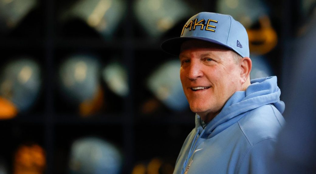 Guardians’ Vogt, Brewers’ Murphy take home manager of the year awards