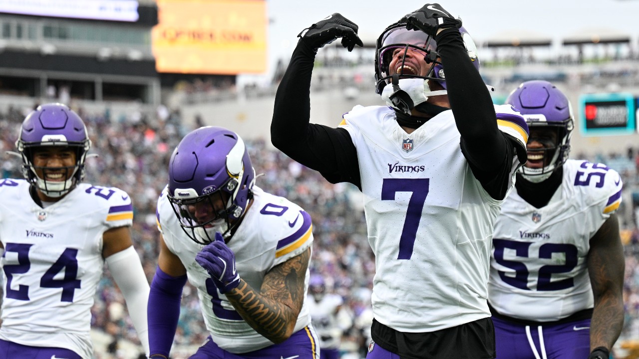 Vikings defence shuts down Jaguars to overcome Darnold's three-pick day ...