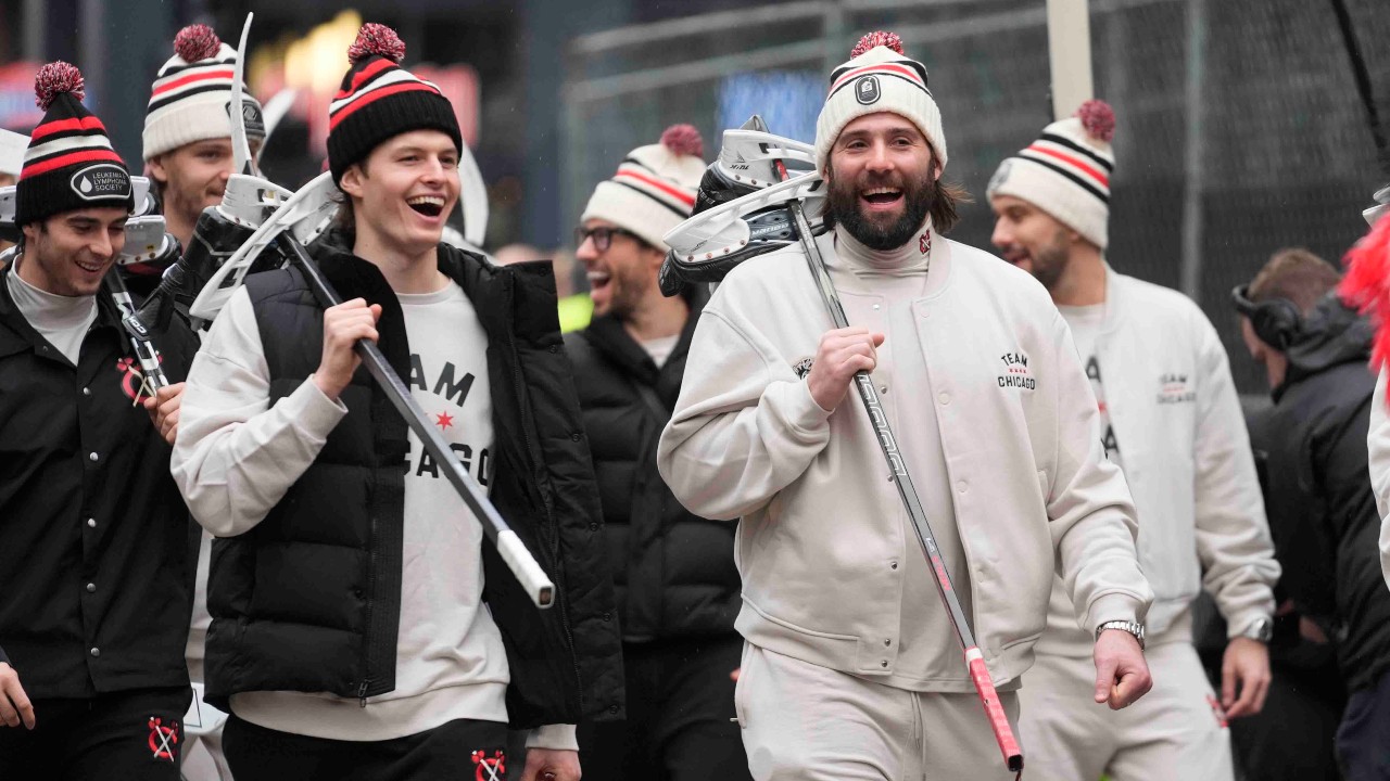 Bedard, Blackhawks ride L train to Wrigley Field for Winter Classic ...