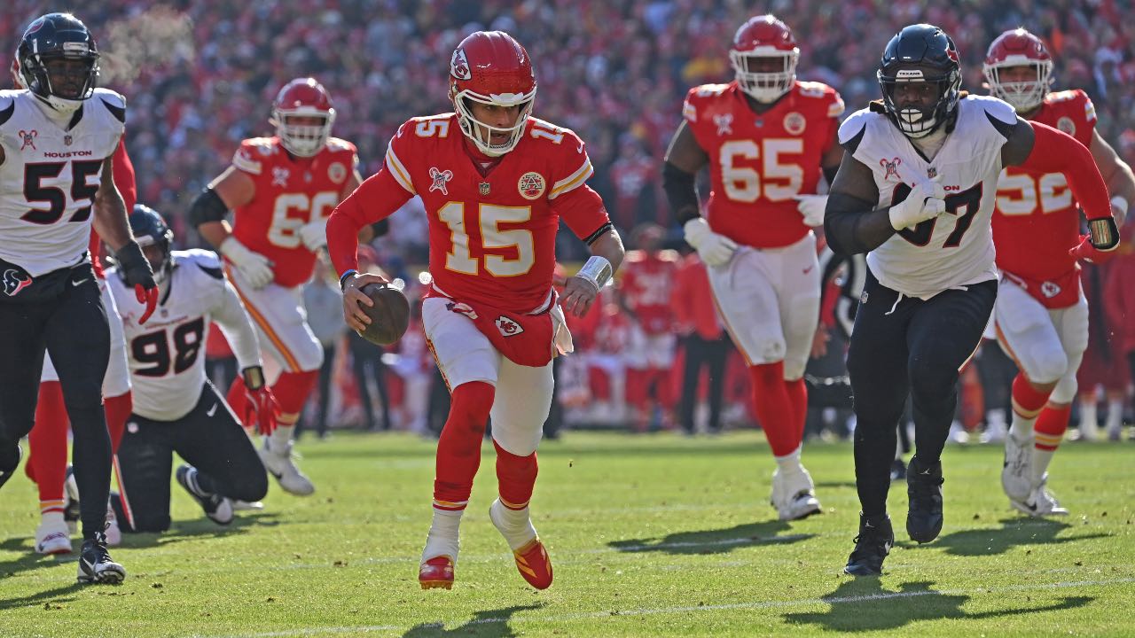 Patrick Mahomes throws, runs for TD as Chiefs beat Texans to close in ...