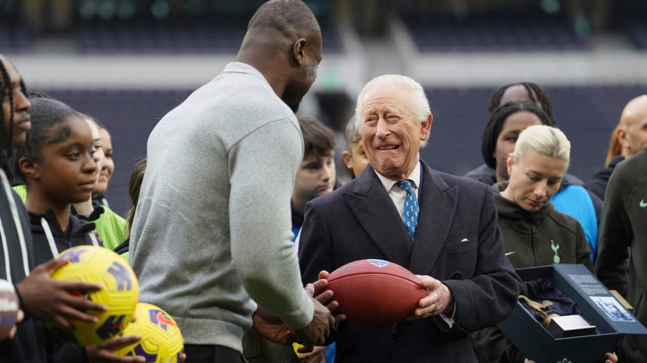 King Charles gets QB lesson at Tottenham Hotspur Stadium - Sportsnet.ca