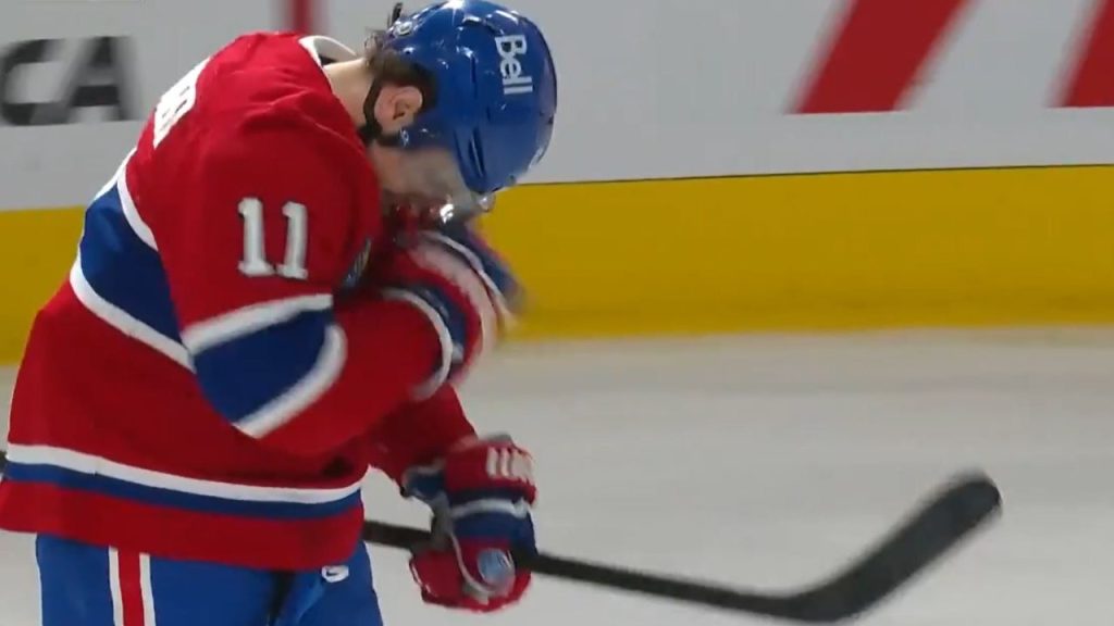 Gallagher taps his chest to honour his mom after scoring empty netter