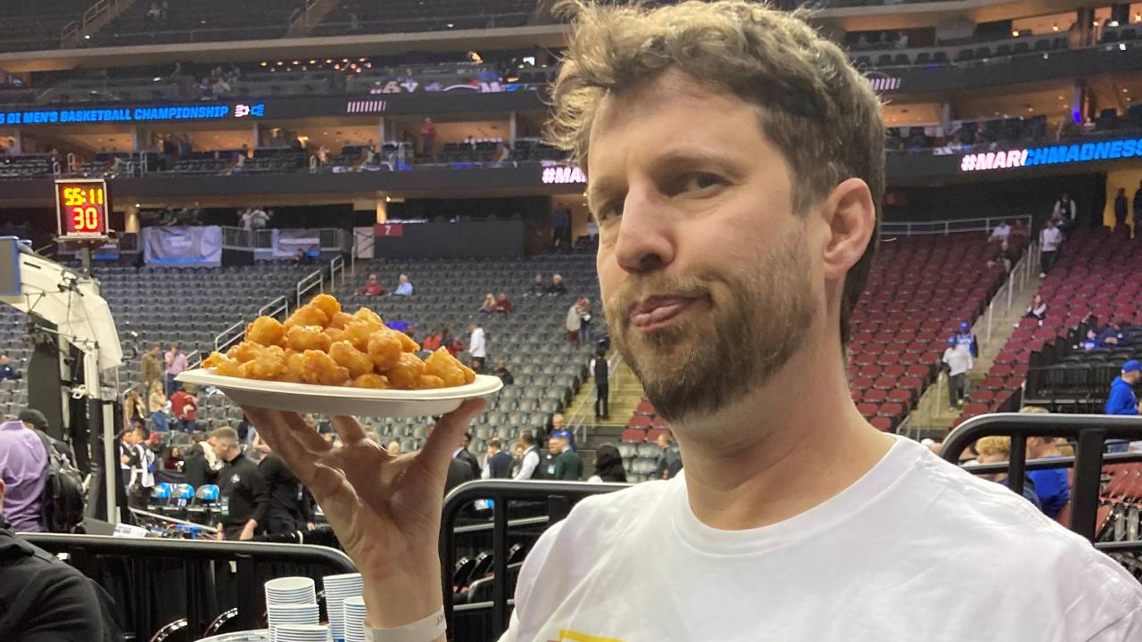 'Napoleon Dynamite' star Jon Heder dishes out tater tots ahead of BYU ...