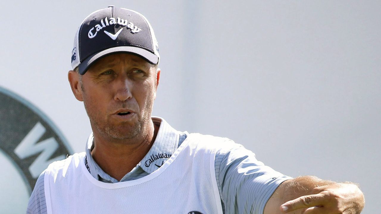 Caddie Bones Mackay makes sure to get 18th flag to Spaun's bagman - Sportsnet.ca