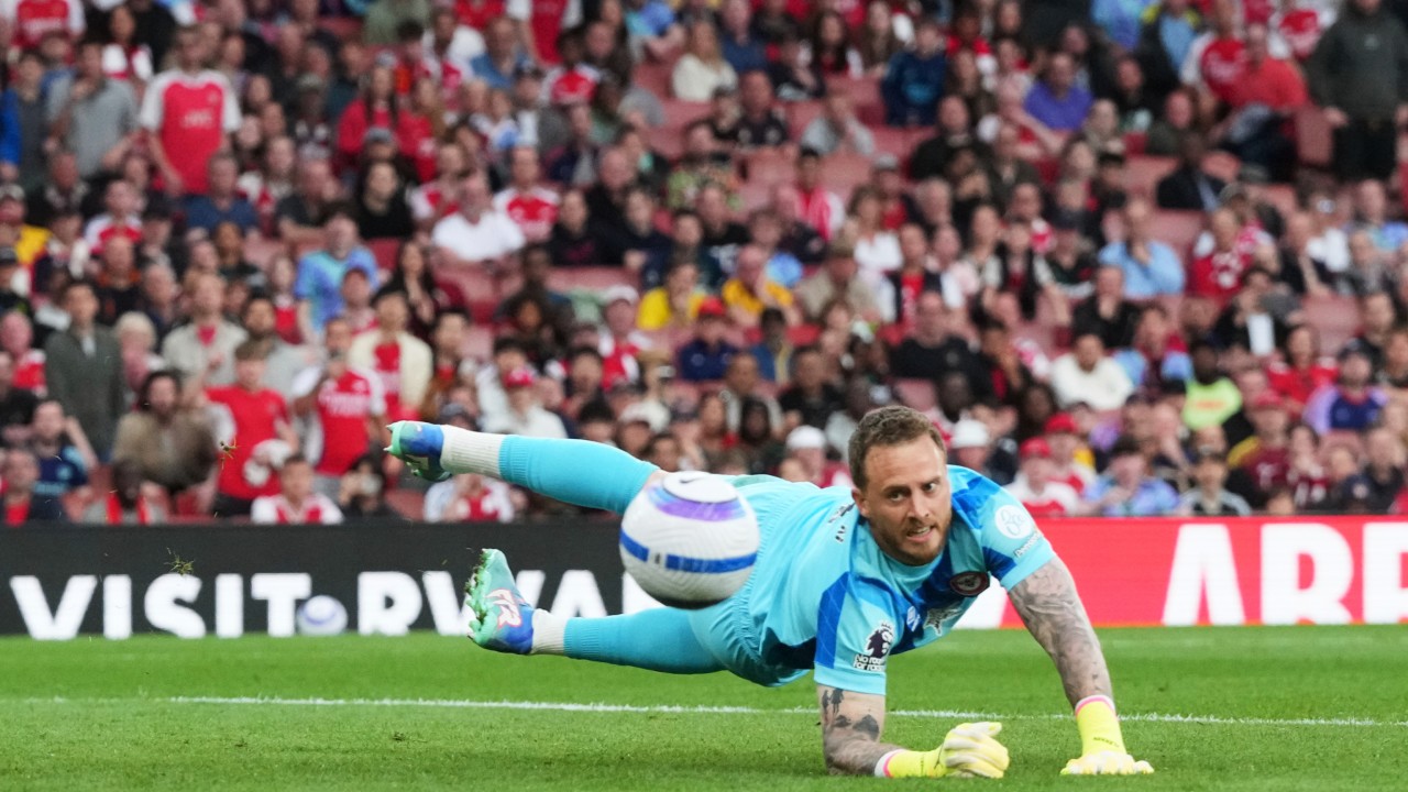 Goalie Flekken leaves Brentford for Bayer Leverkusen - Sportsnet.ca